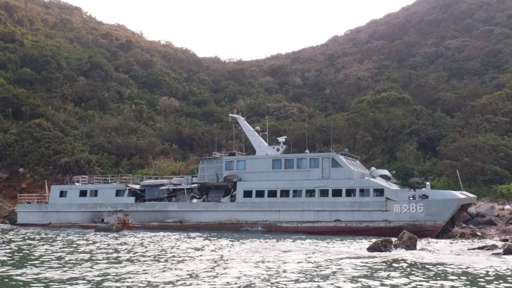 【颱風山竹】山竹令解放軍艦沖上交椅洲擱淺 軍人輪替看守