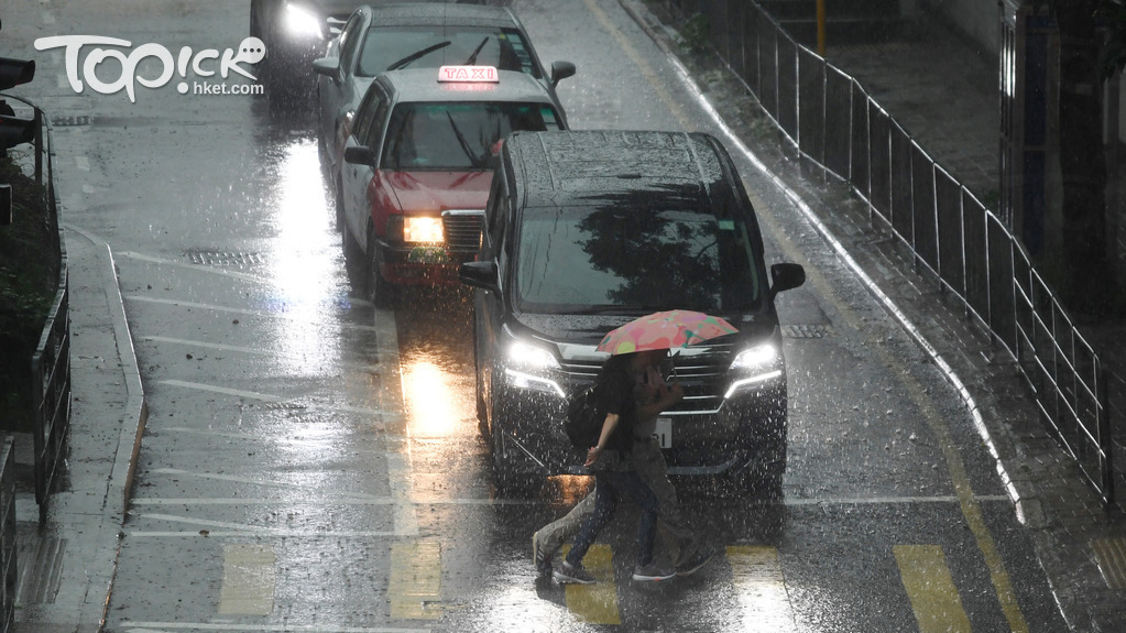 白鹿登陸福建本港一號風球持續 天文台發出黃色暴雨警告信號