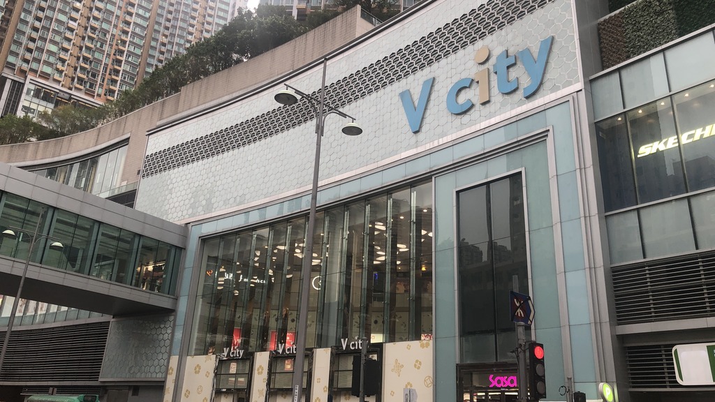 【香港零售】屯門V city化妝品店營業額跌逾3成 過年內地客重來「香港買的產品信得過！」