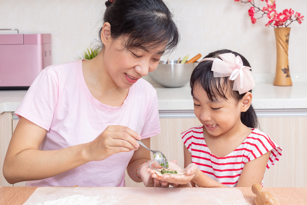 【留家煮食】宅在家親子齊下廚 營養師教包低脂椰菜雞肉餃子【內附食譜】