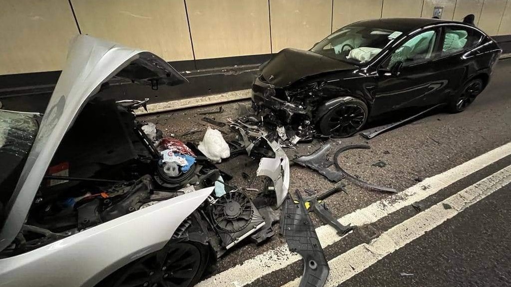 【交通意外】紅隧3車連環相撞釀3傷 29歲女司機撞路邊石壆反彈波及2車