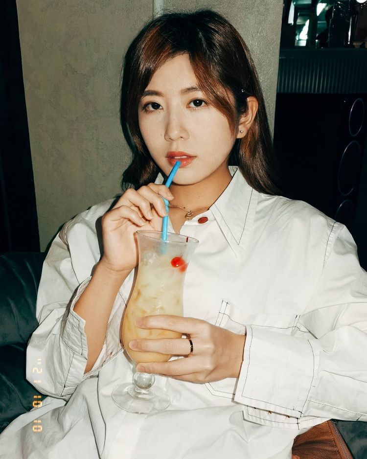 【法言人】何依婷陳嘉慧OL裝登場 TVB兩大上位小花具女友Feel【多圖】 - 香港經濟日報 - TOPick - 娛樂 - D230415