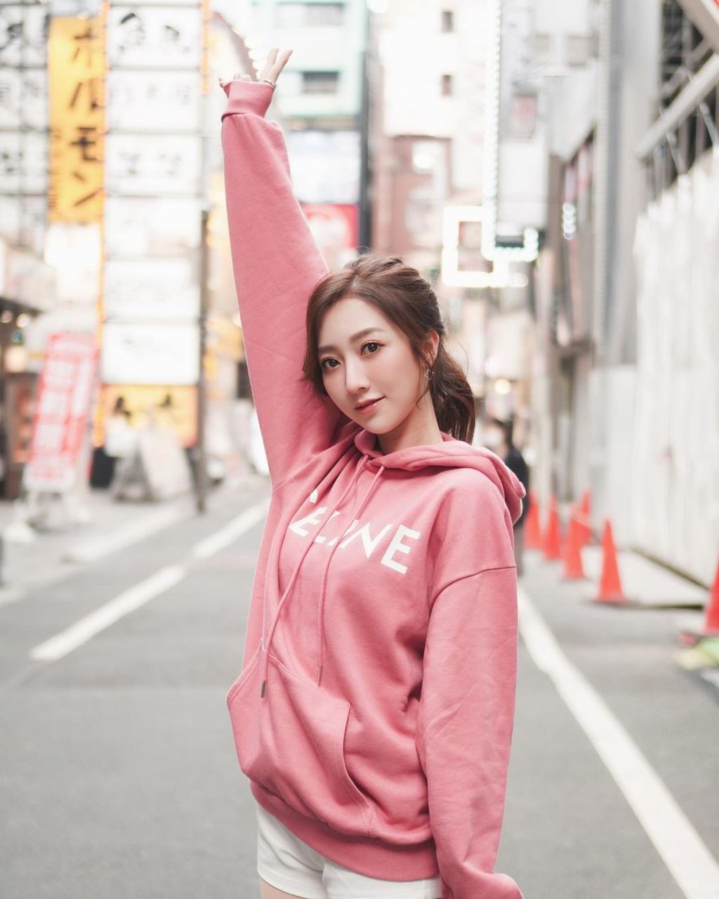 【法言人】何依婷陳嘉慧OL裝登場 TVB兩大上位小花具女友Feel【多圖】 - 香港經濟日報 - TOPick - 娛樂 - D230415