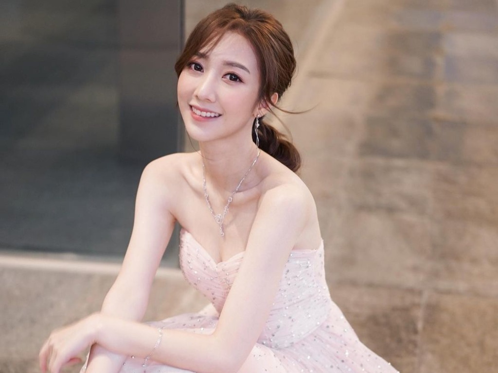 【法言人】何依婷陳嘉慧OL裝登場 TVB兩大上位小花具女友Feel【多圖】 - 香港經濟日報 - TOPick - 娛樂 - D230415