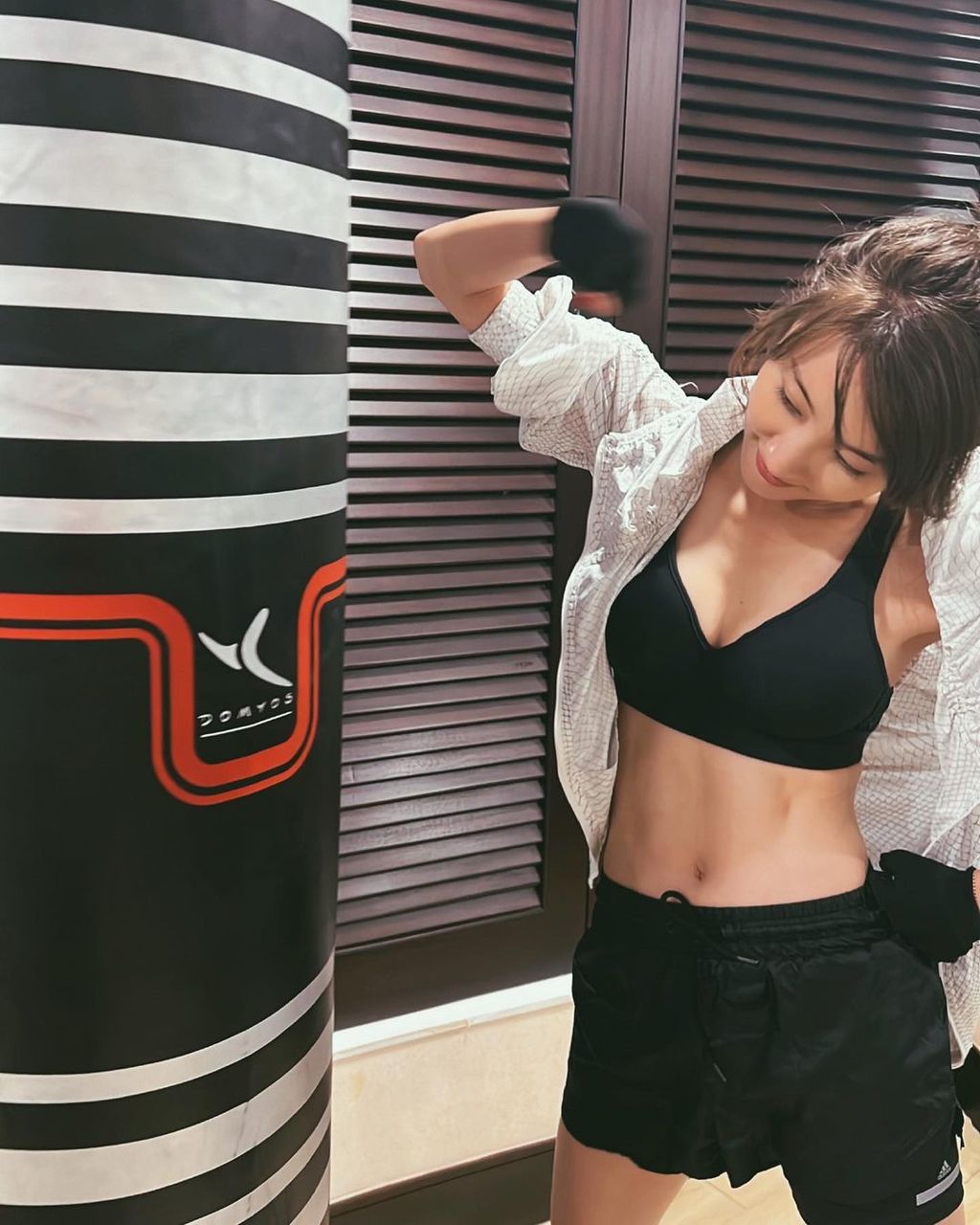 【法言人】林夏薇黑色喱士Deep V勁性感 父母激罕曝光獲讚超年輕【多圖】 - 香港經濟日報 - TOPick - 娛樂 - D230417