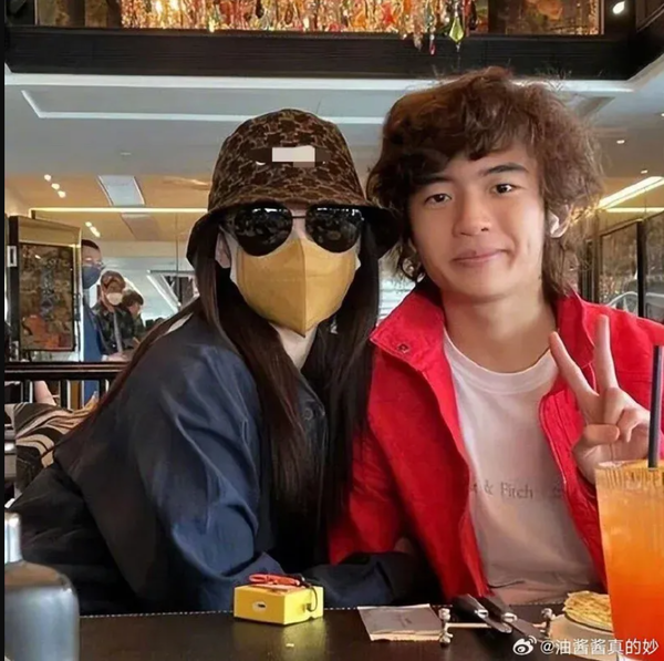 【星二代】謝霆鋒父子澳洲滑雪被讚親民 16歲謝振軒跟神秘女子同行