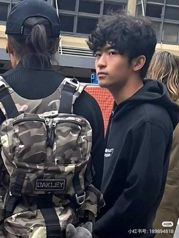 【星二代】謝霆鋒父子澳洲滑雪被讚親民 16歲謝振軒跟神秘女子同行