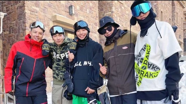 【星二代】謝霆鋒父子澳洲滑雪被讚親民 16歲謝振軒跟神秘女子同行