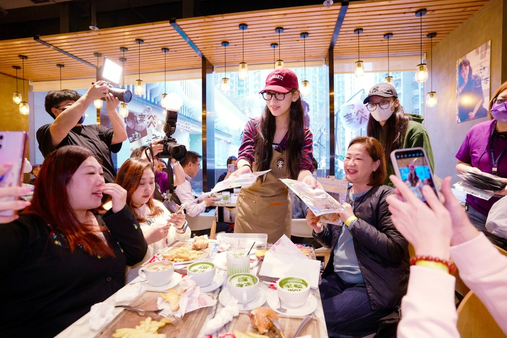 聲夢一姐丨炎明熹新歌《透光者》MV點擊破百萬 Gigi派咖啡與粉絲共度白色情人節 - 香港經濟日報 - TOPick - 娛樂 - D240315