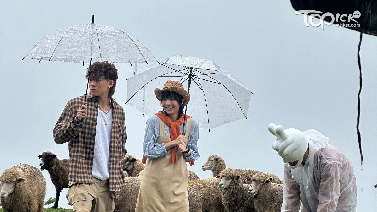 ANSONBEAN鍾雪瑩齊拍廣告默契十足 碌沙漠成面沙玩上癮