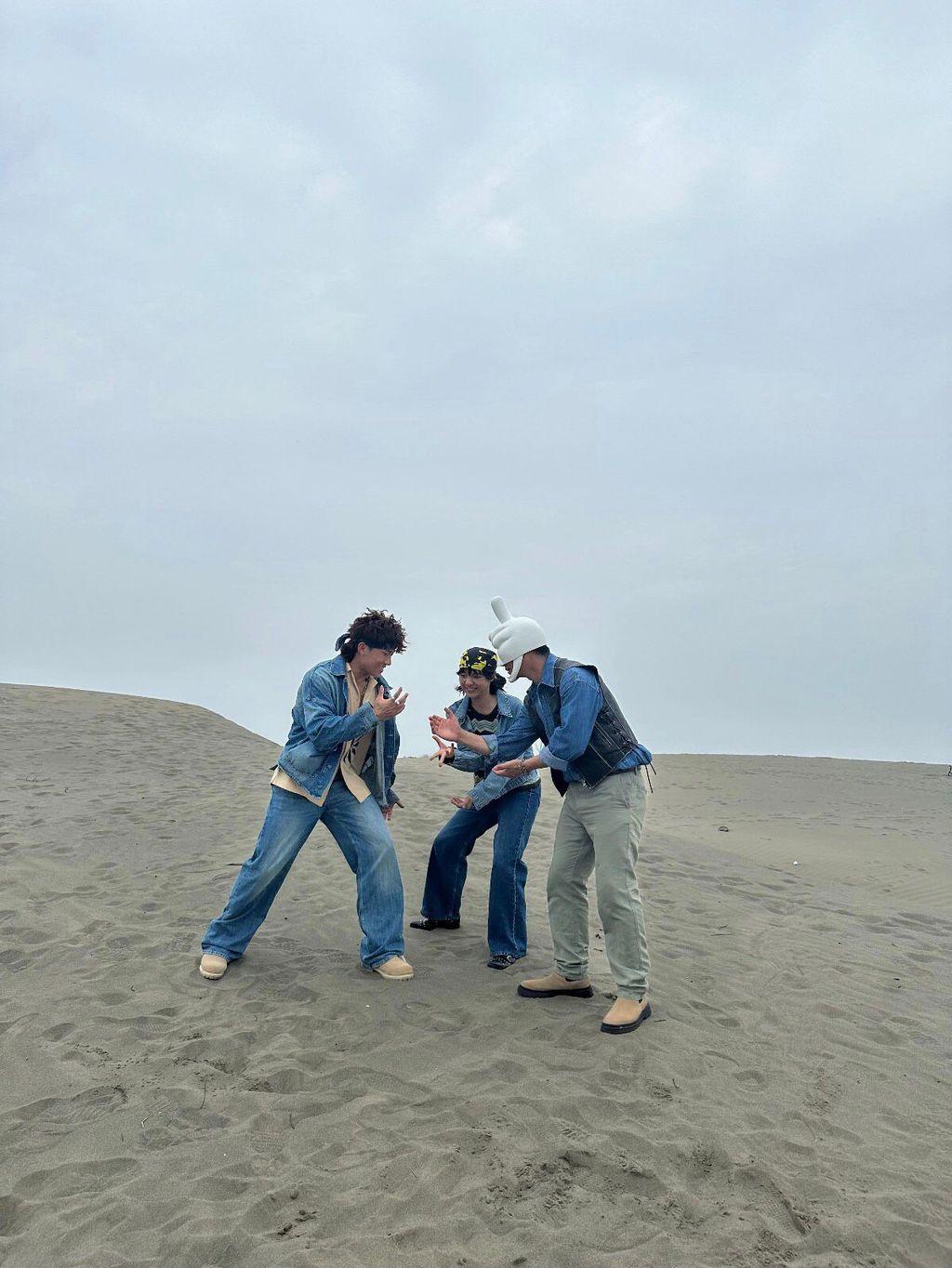 ANSONBEAN鍾雪瑩齊拍廣告默契十足 碌沙漠成面沙玩上癮