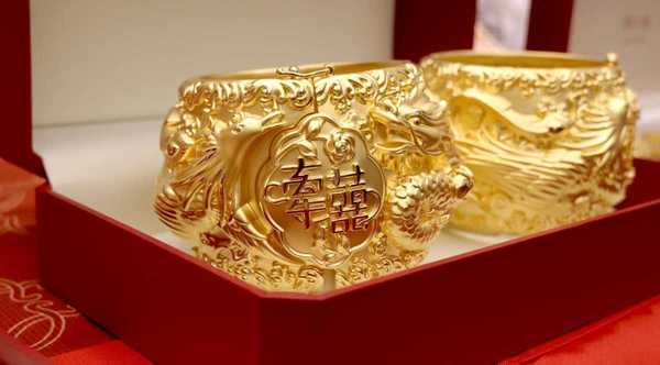 牛雜妹丨李亦喬勁豪過大禮 鮑參翅肚龍鳳鈪放滿1000元禮金盒勁誇張