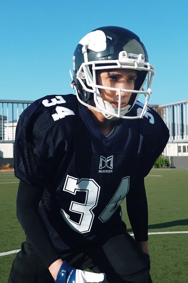 MIRROR新歌｜MIRROR新團歌《手印》登場 12子化身美式足球員素顏上陣挑戰演技