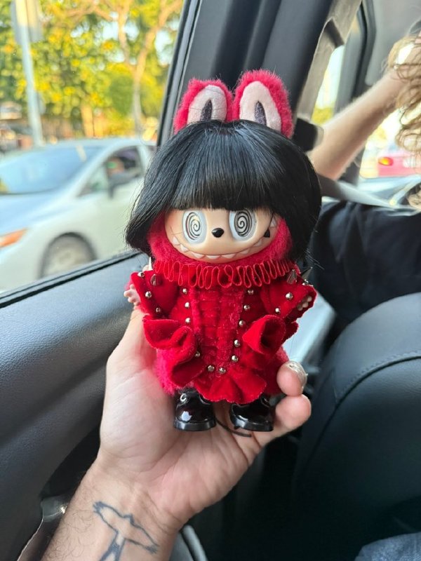 9992｜Lady Gaga帶自己造型Labubu出街被捕獲 泡泡瑪特彈3%