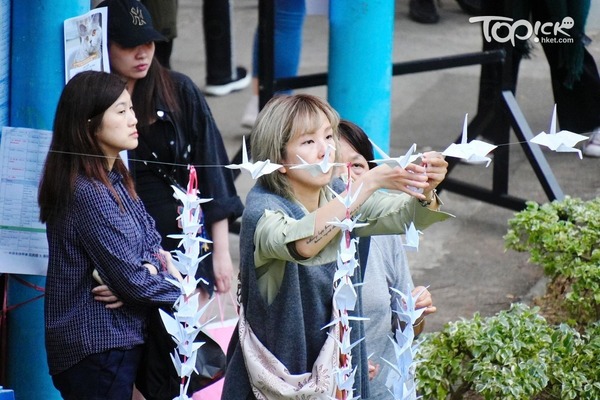 大埔宏福苑五級火｜初中生現場摺紙鶴悼念遇怪男 疑「識女仔」搭訕要電話遭義工擊退