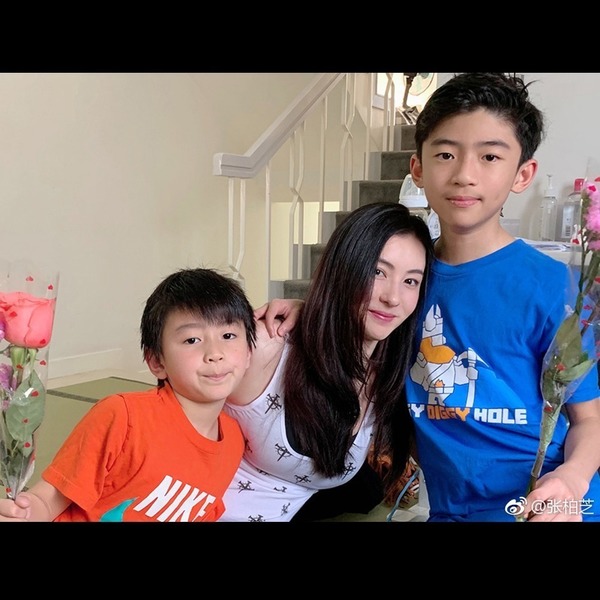星三代｜張柏芝機場接澳洲返港Lucas 母子溫馨畫面曝光大仔一舉動有家教