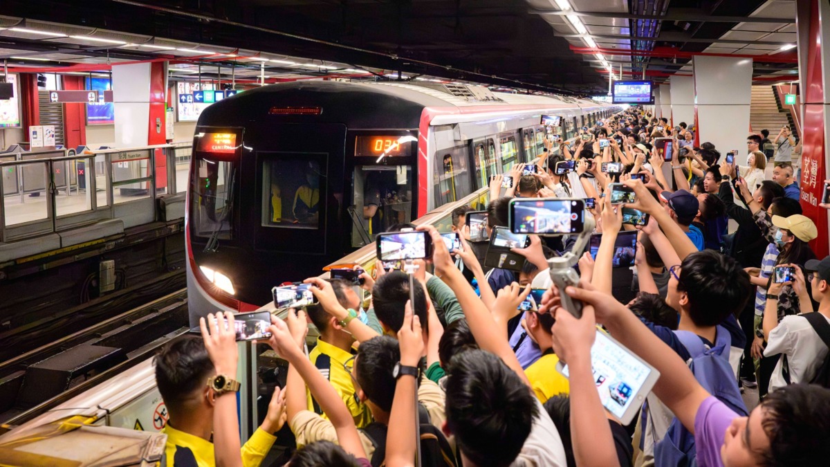 港鐵︱市區綫新列車Q-train正式投入荃灣綫 首用新信號系統 百多名鐵路迷熱情迎接